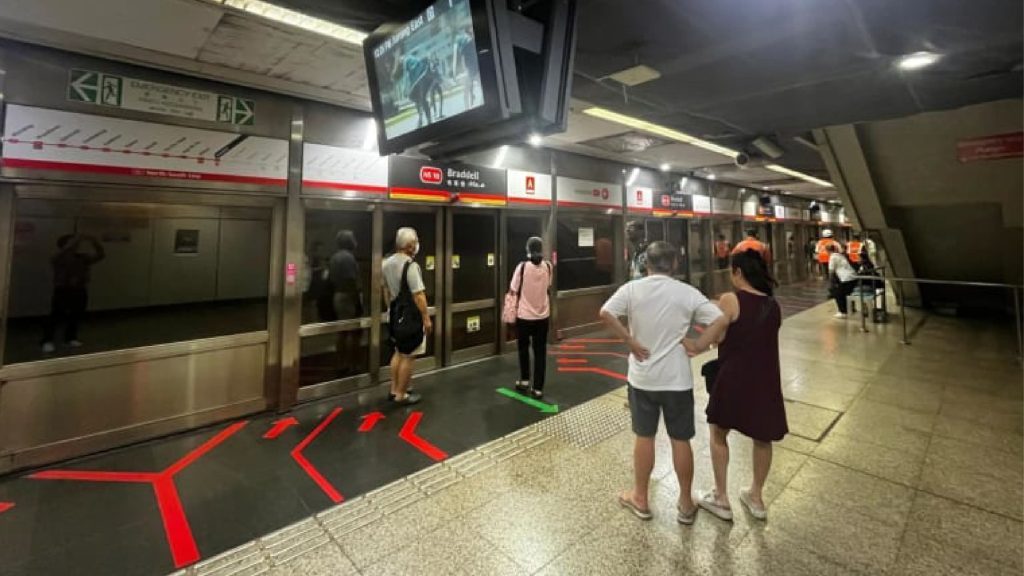 Braddell MRT Screen Door Incident Causes Delays on North-South Line ...